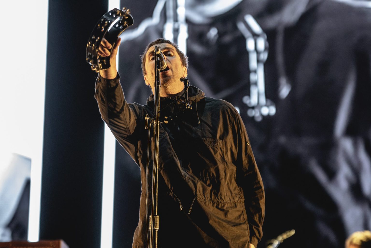 Liam Gallagher dio inicio a la gira de los 30 años de Definitely Maybe con dedicatoria a Noel ...