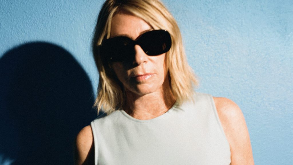 Kim Gordon sigue explorando su esencia con "Bangin' on the Freeway ...