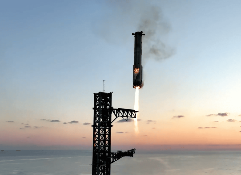 SpaceX atrapa en el aire al propulsor Super Heavy al hacerlo aterrizar ...
