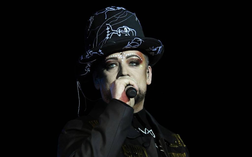 Boy George y Peter Murphy estrenan el sencillo a dueto "Let The Flowers ...