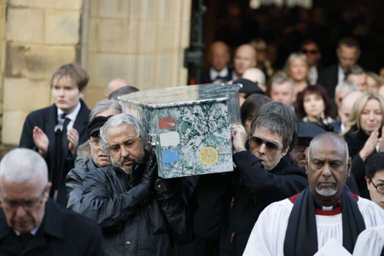 Manchester rinde tributo a Mani de The Stone Roses en su funeral - WARP.la