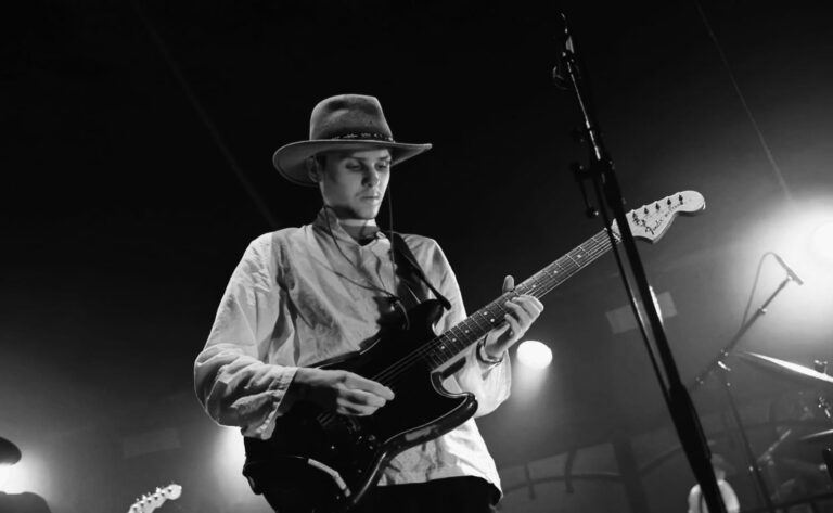 Trasciende Matthew Kwasniewski-Kelvin, guitarrista de Black Midi - WARP.la